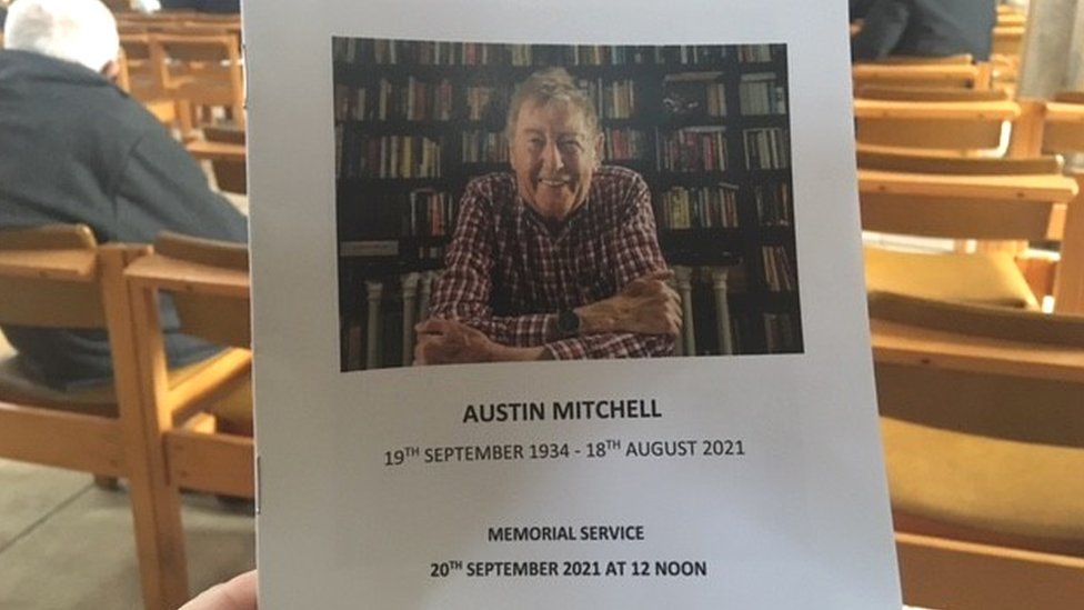 Austin Mitchell: Memorial service held at Grimsby Minster - BBC News