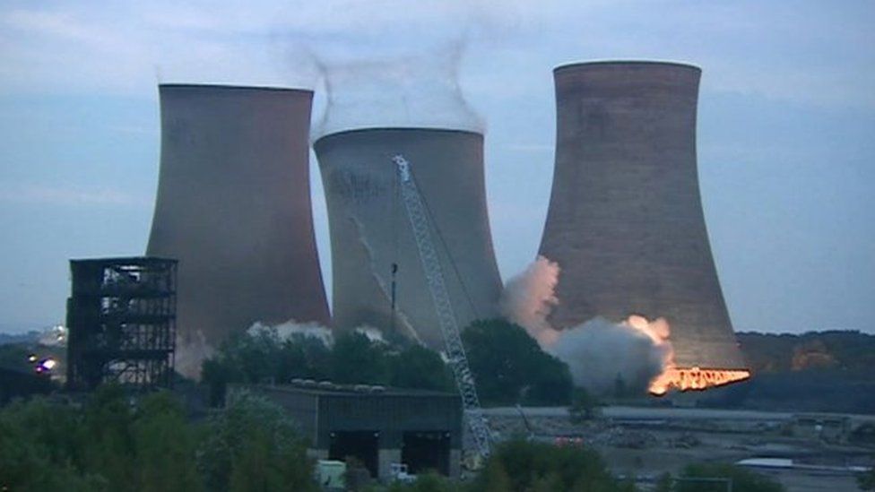 Didcot A demolition: Main building blown up - BBC News