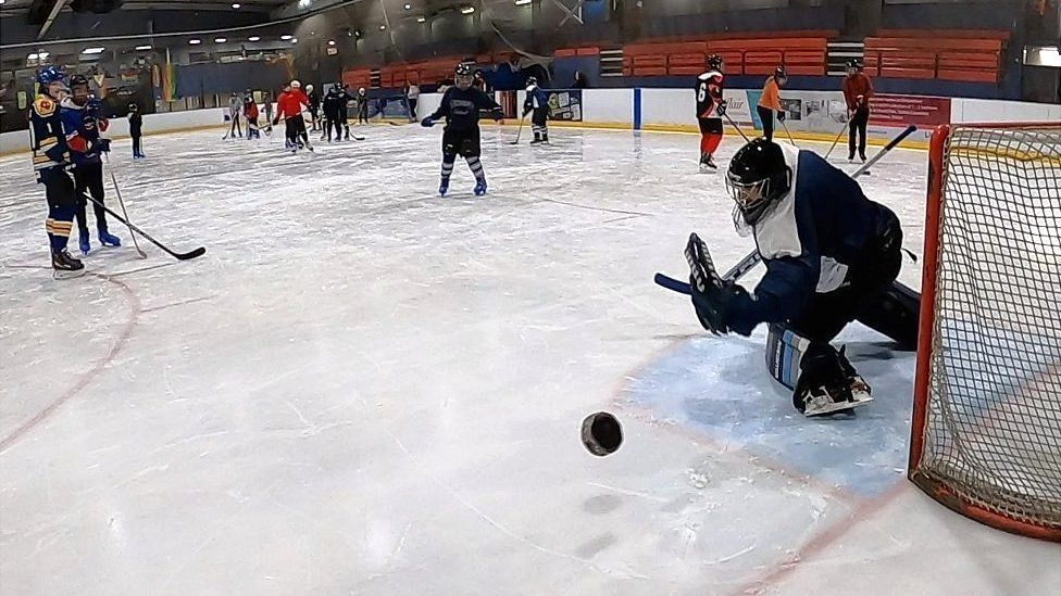 Ice hockey dream for Wolverhampton boy with rare condition - BBC News