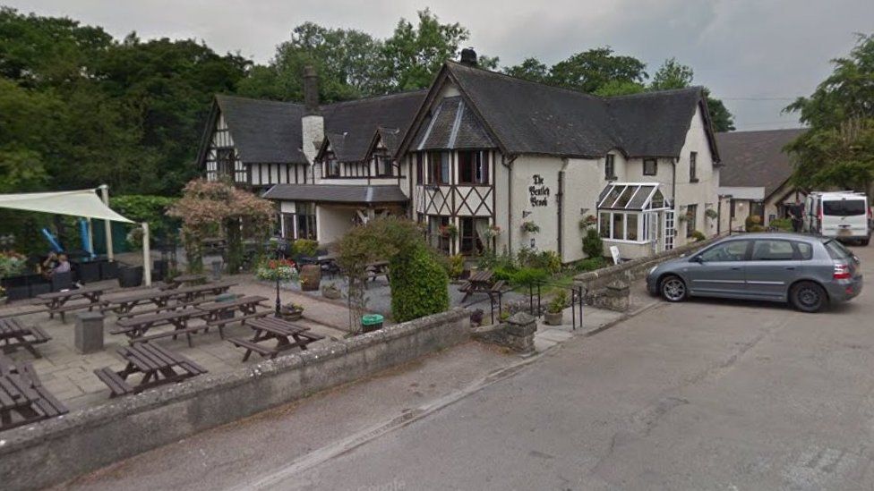 Covid: Derbyshire pubs crossing fingers for Christmas trade - BBC News