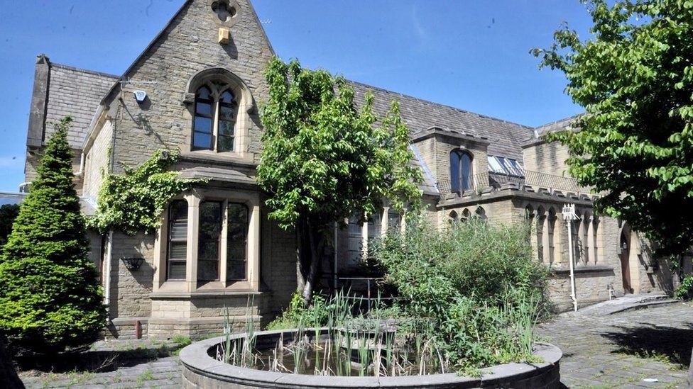 Sooty: Former Shipley TV puppet museum to become flats - BBC News