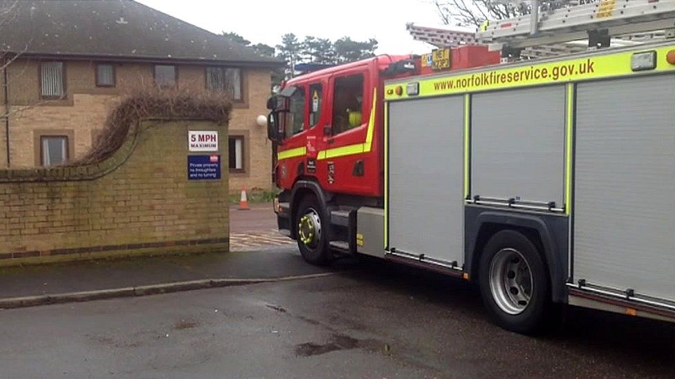 Hethersett sheltered housing fire leaves woman dead - BBC News