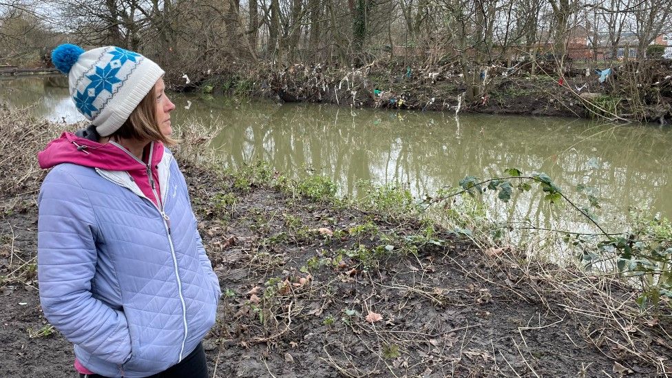 Leicester: Floods leave river 'festooned' with litter - BBC News