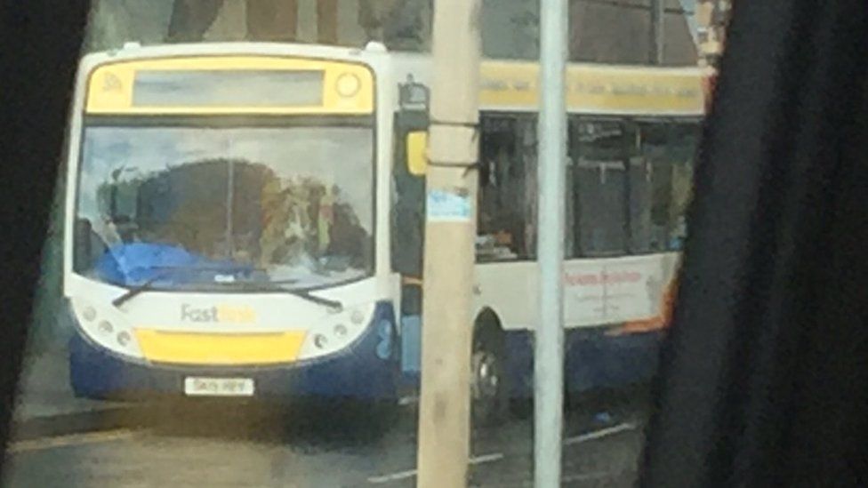 Man injured by bus in Glasgow city centre - BBC News