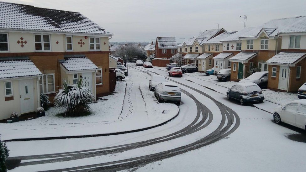 Snow sweeps UK: Your pictures - BBC News