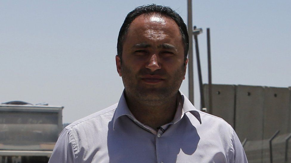 Palestinian Authority 'detains rights activist over criticism' - BBC News