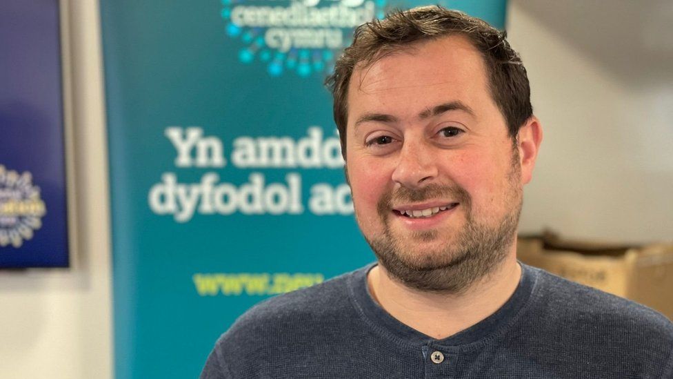 'Euogrwydd' athrawon wrth bleidleisio o blaid streicio - BBC Cymru Fyw