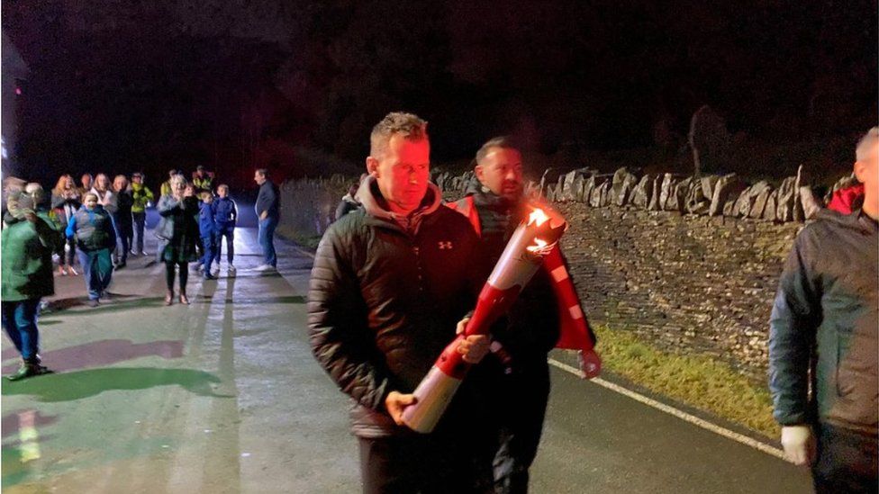 2019 Nos Galan road races: Nigel Owens is mystery runner - BBC News