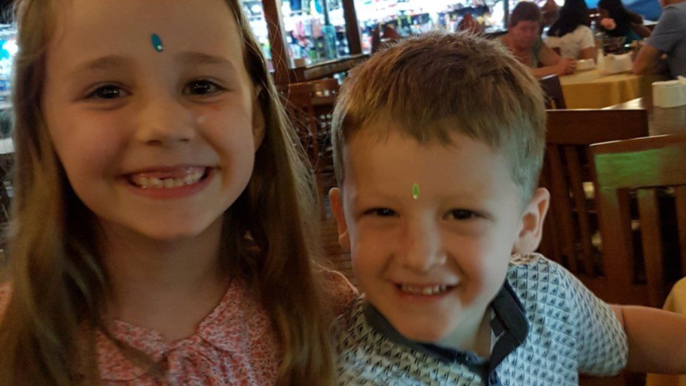 Unhappy parents criticise holiday fines - BBC News