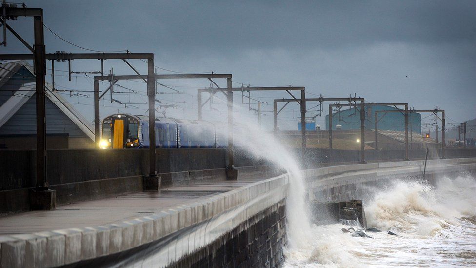 Disruption as Storm Barbara starts moving across Scotland - BBC News