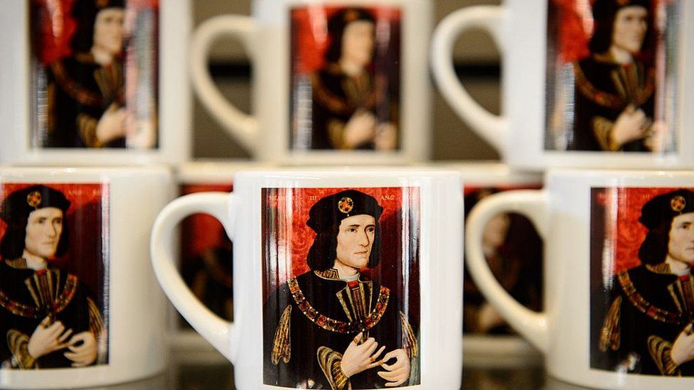 'Odd' Richard III portrait 'coming home' to Leicester - BBC News