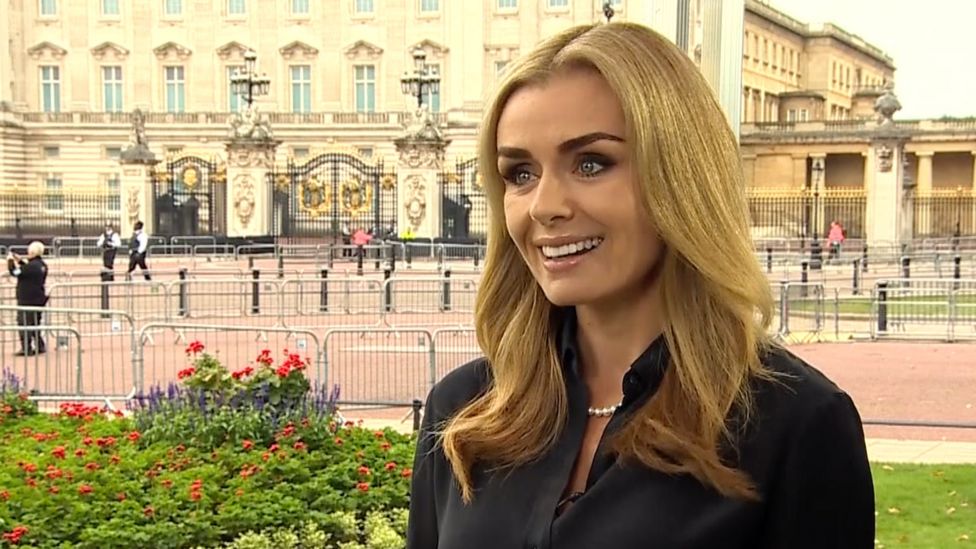 Katherine Jenkins Pope show to go ahead despite lost luggage - BBC News