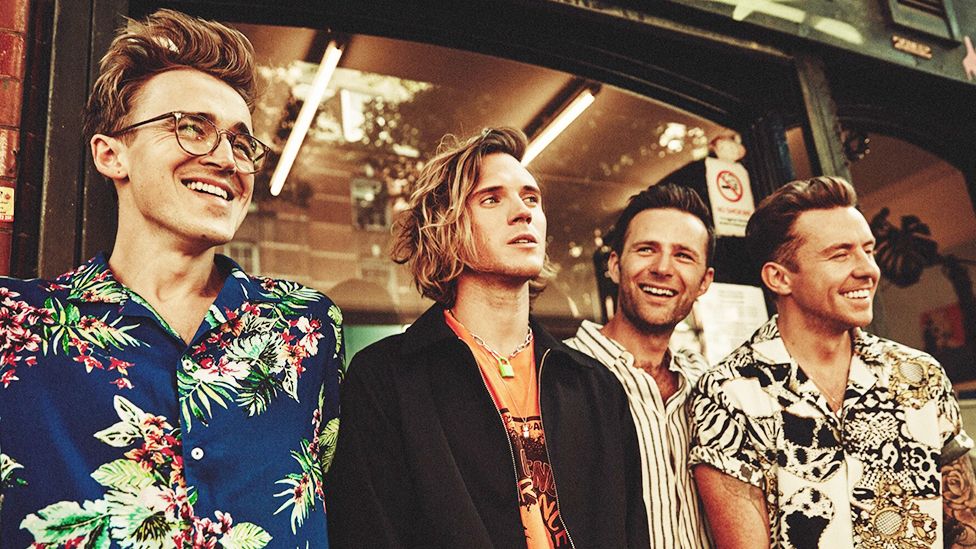 McFly sign first record deal for 10 years - BBC News