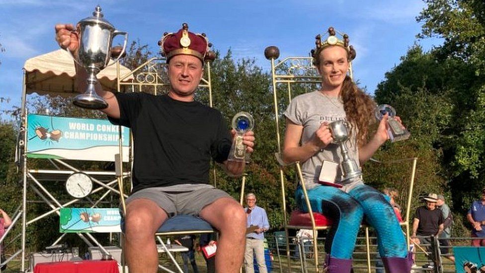 Norfolk-Suffolk border conkers tournament 'encourages cheating' - BBC News