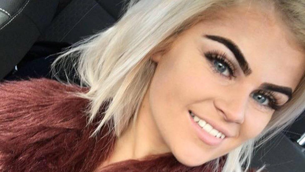 Mum leaves daughter life advice in emotional farewell letter - BBC News