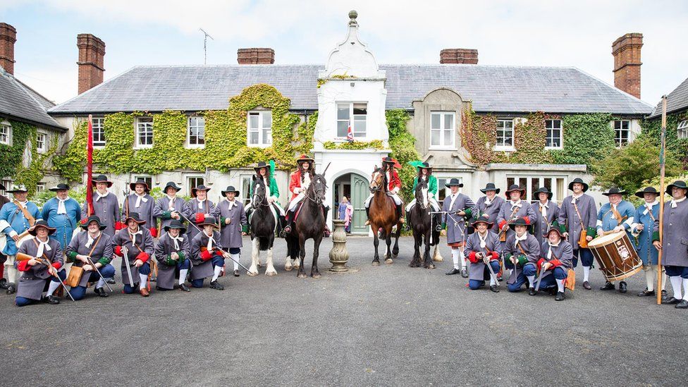 Sham Fight draws thousands to Scarva parade - BBC News