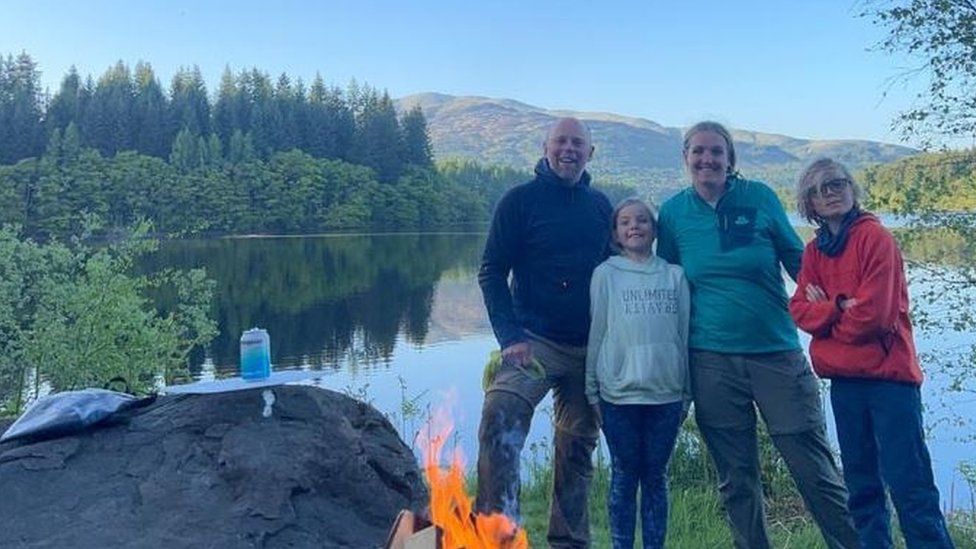 Cornish family of four cycle from Land's End to John O'Groats - BBC News