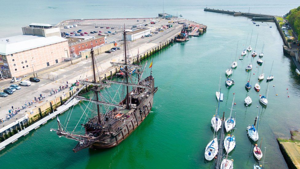 Weymouth Harbour: 17th century El Galeón replica ship arrives - BBC News