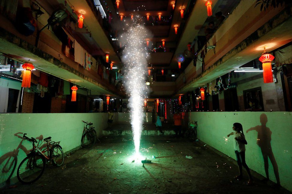 Week in pictures: 15-21 October 2017 - BBC News