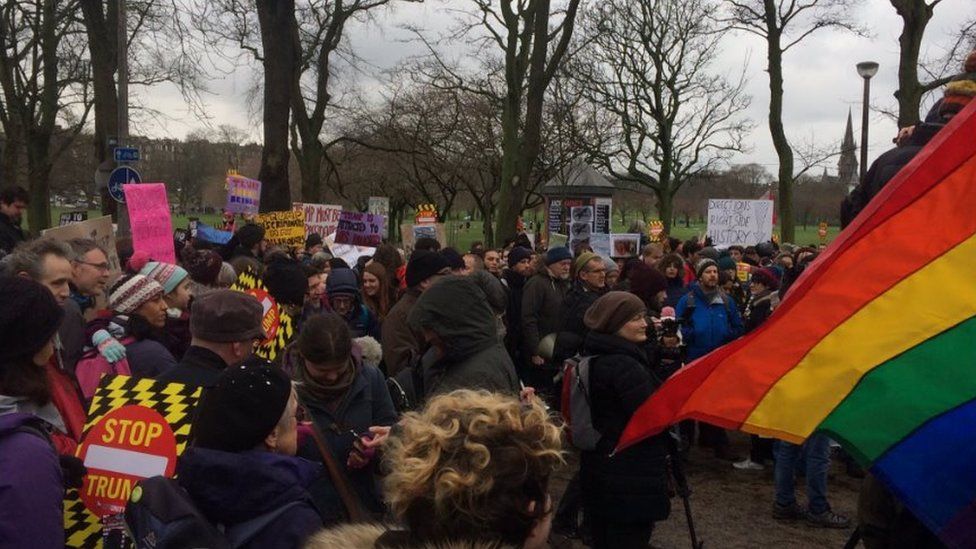 Fresh Scottish protest held against Donald Trump - BBC News