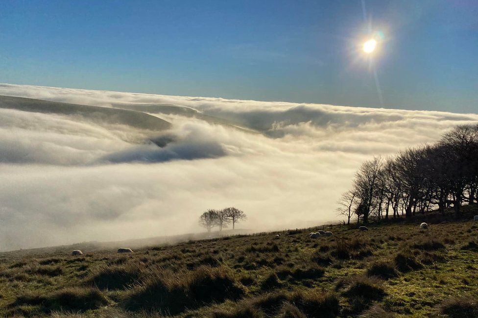 Peak District walkers spot spectacular cloud inversions - BBC News