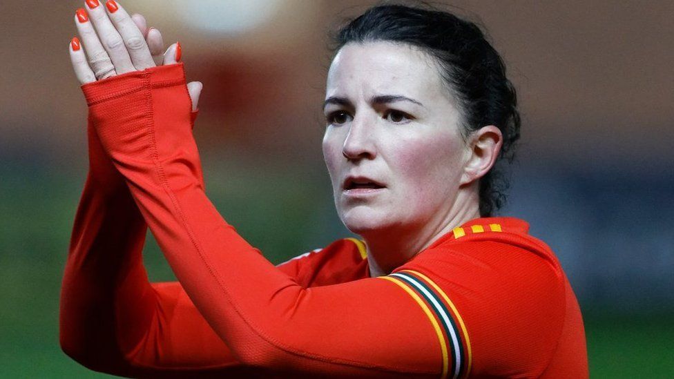Prif sgoriwr, Helen Ward yn ymddeol o bêl-droed rhyngwladol - BBC Cymru Fyw
