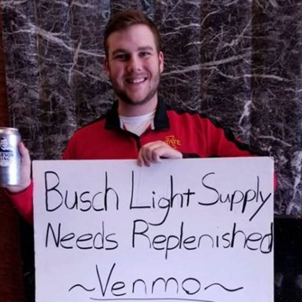 Iowa reporter who exposed racist tweets fired for own tweets - BBC News