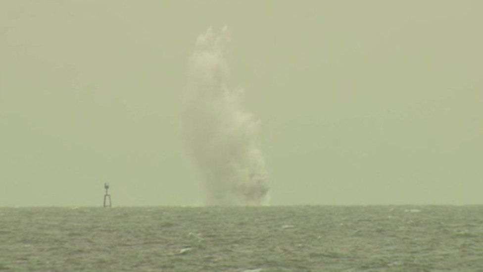 Barcelona's popular beach evacuated over bomb - BBC News