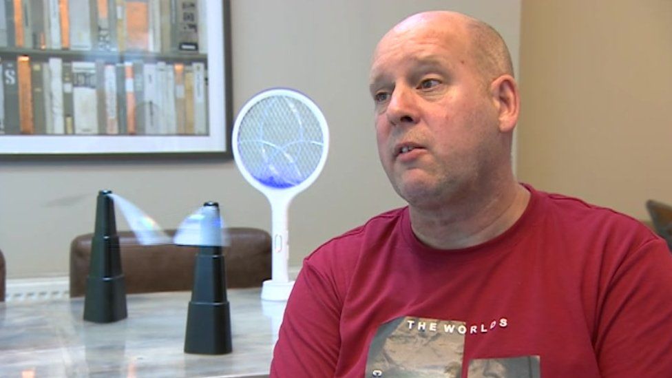 Warwickshire plague of flies prompts public meeting - BBC News