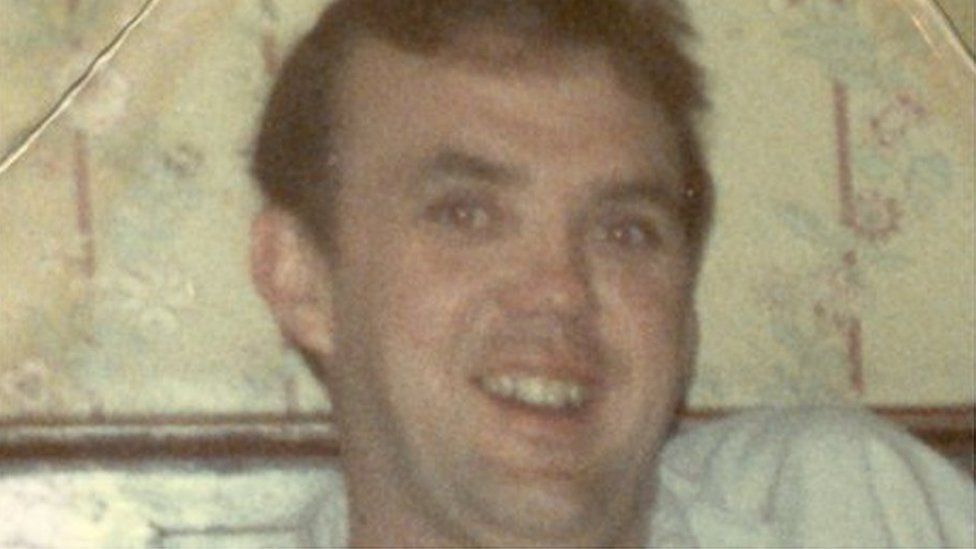 Hillsborough Inquests: Son, 15, had to identify father's body - BBC News