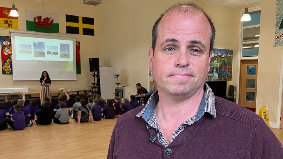 'Plant â mwy o synnwyr na llunwyr polisïau llaeth' - BBC Cymru Fyw