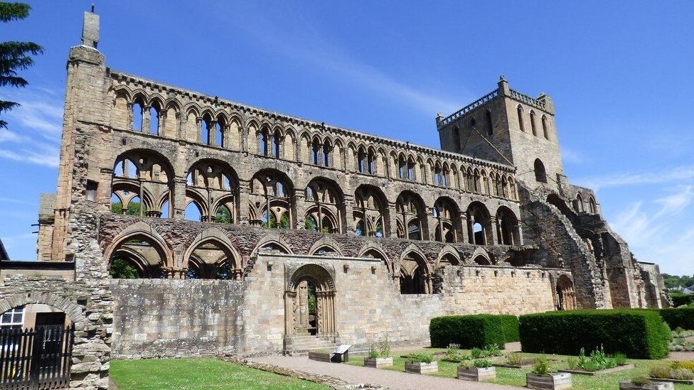 Jedburgh Abbey skeletons to end up in Edinburgh - BBC News