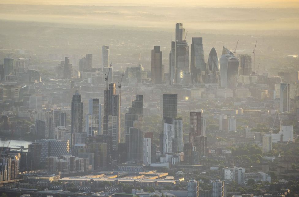 UK heatwave: Looking down on London's parched parks - BBC News