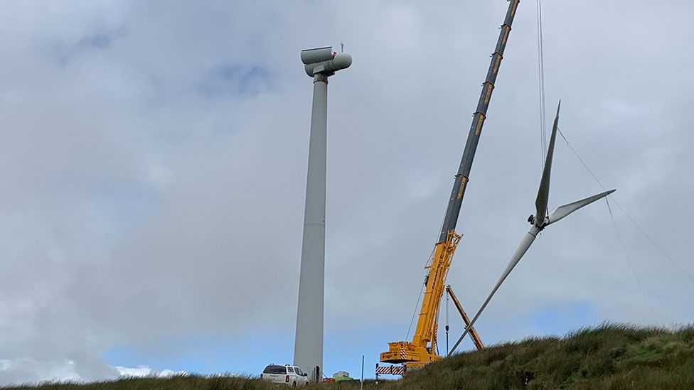 Hagshaw Hill: Turbines dismantled at Scotland's oldest wind farm - BBC News