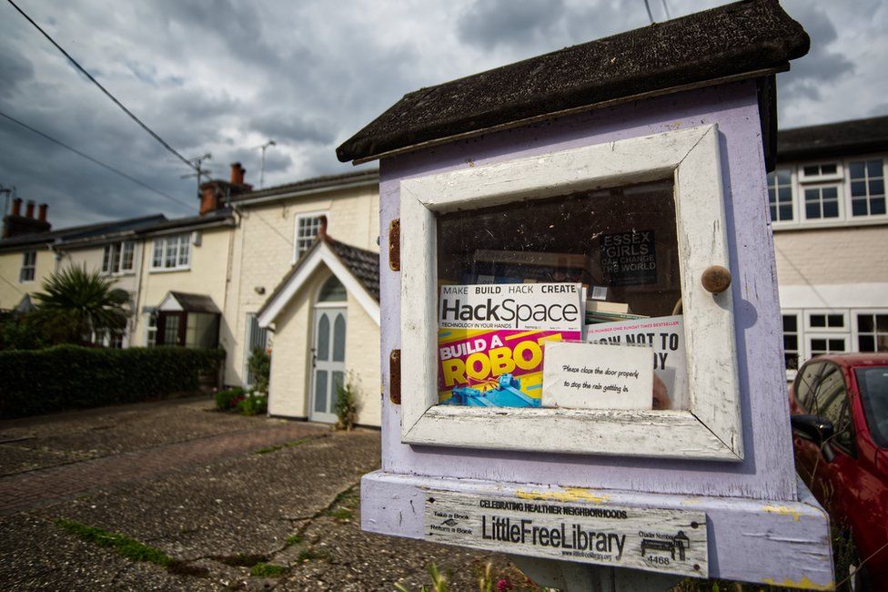 Rowhedge builds 'community' by giving their things away - BBC News