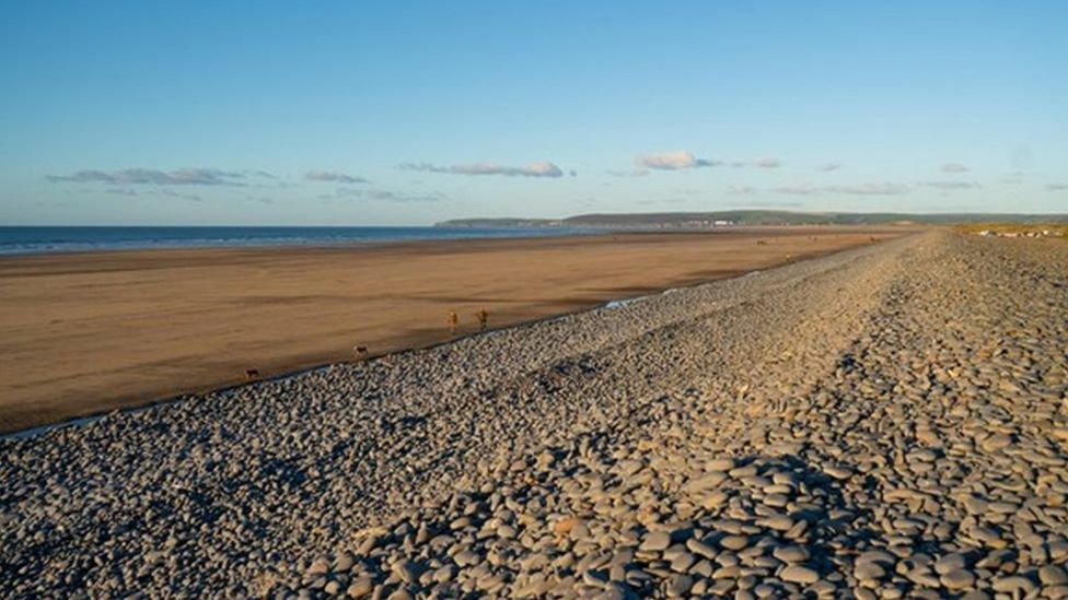 Teenager trapped in Exmouth beach hole rescued as tide comes in - BBC News