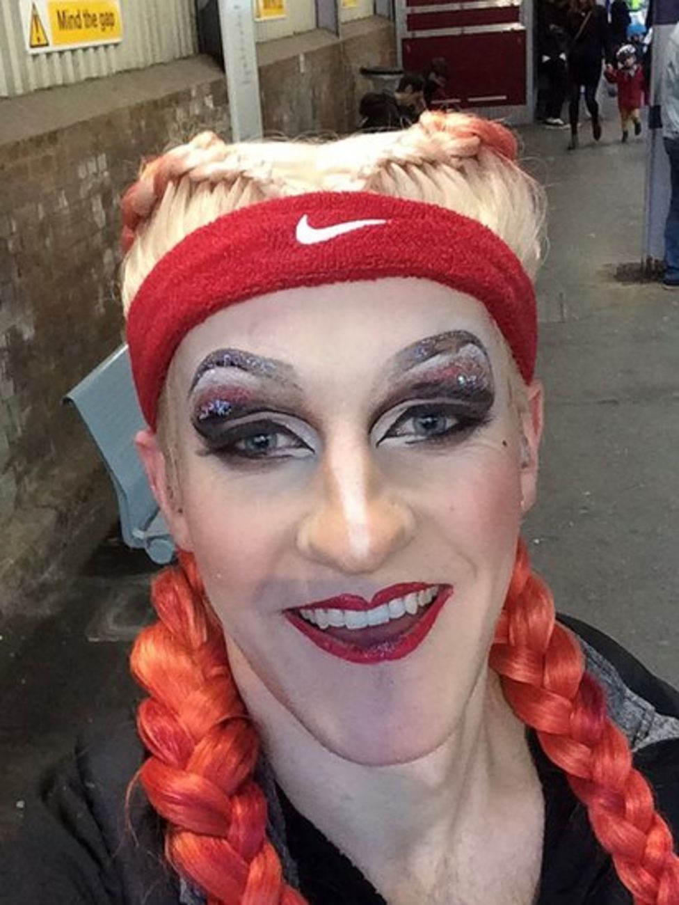 London Marathon: Make-up artist hopes to be fastest drag queen - BBC News
