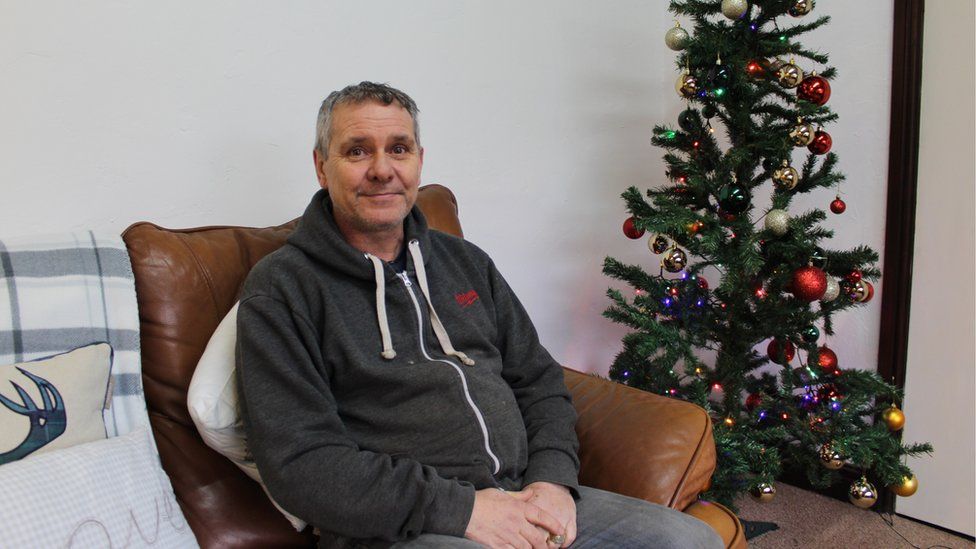 New home for man who slept in office after cancer diagnosis - BBC News