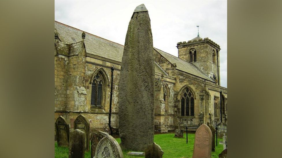 Rudston: Summer solstice marked at UK's tallest monolith - BBC News