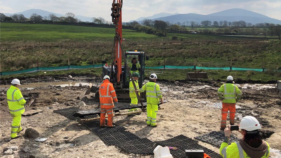 Bronze Age Caernarfon bypass find 'could be canoe' - BBC News
