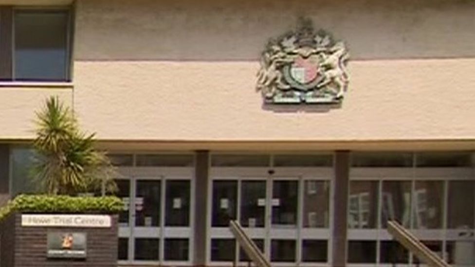 Christopher Howarth trial: Abuse accused priest 'paid boys' - BBC News