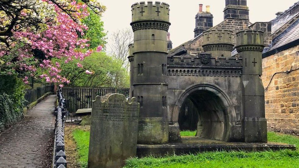Otley remembers railway navvies at monument to their work - BBC News