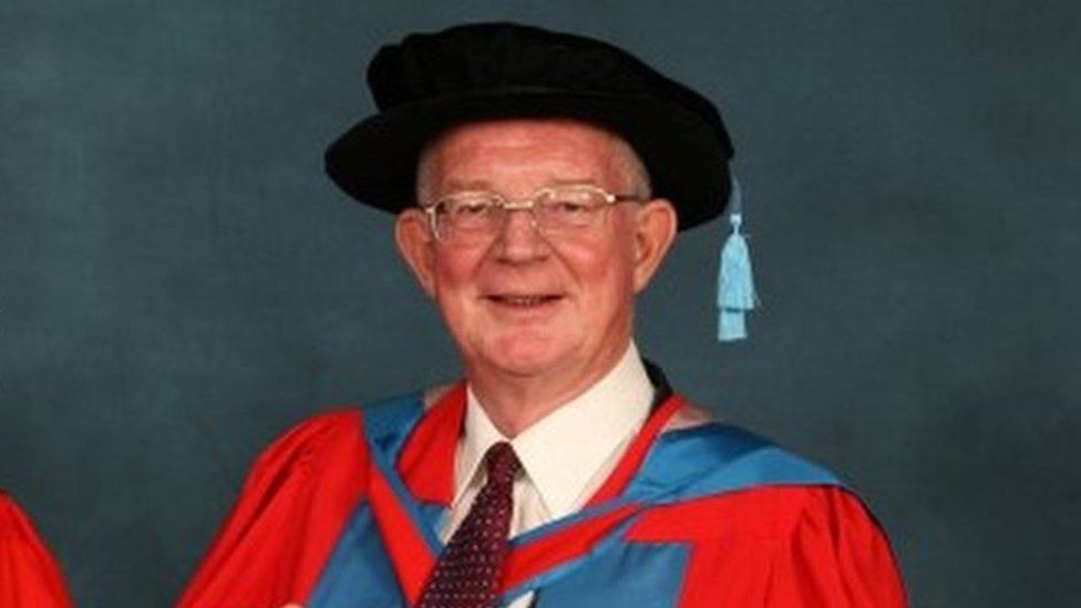 Tributes paid to Exeter hip co-creator Clive Lee - BBC News
