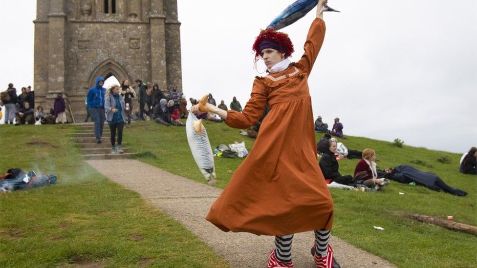 Summer solstice: How are people celebrating? - BBC Newsround