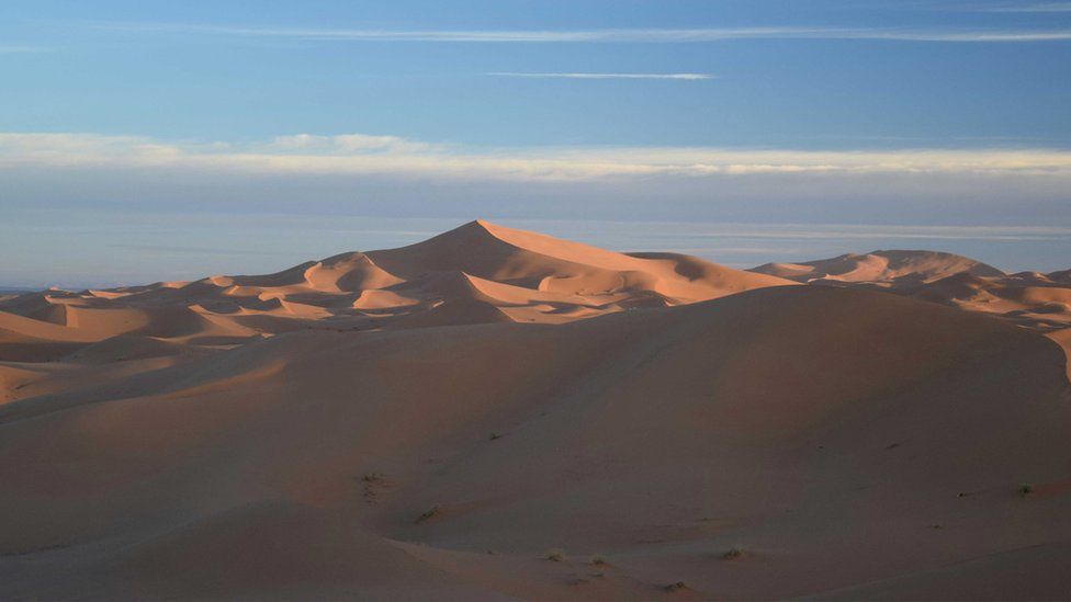 Star dune: How old is the biggest sand dune on Earth? - BBC Newsround