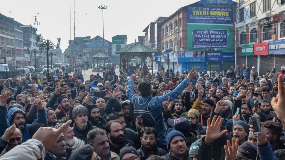 Kashmir: Why are India and Pakistan fighting? - BBC Newsround