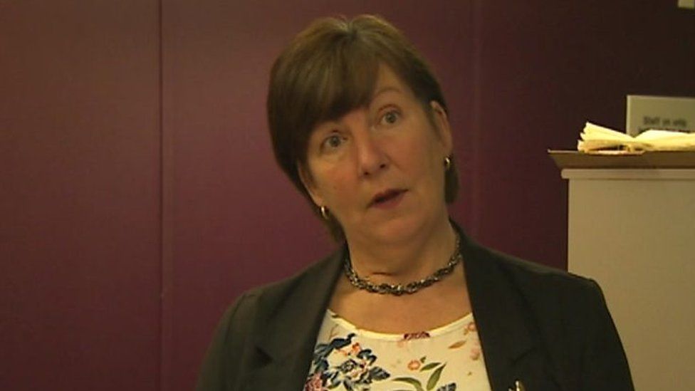 UKIP's Mandy Jones sworn in as party's new North Wales AM - BBC News