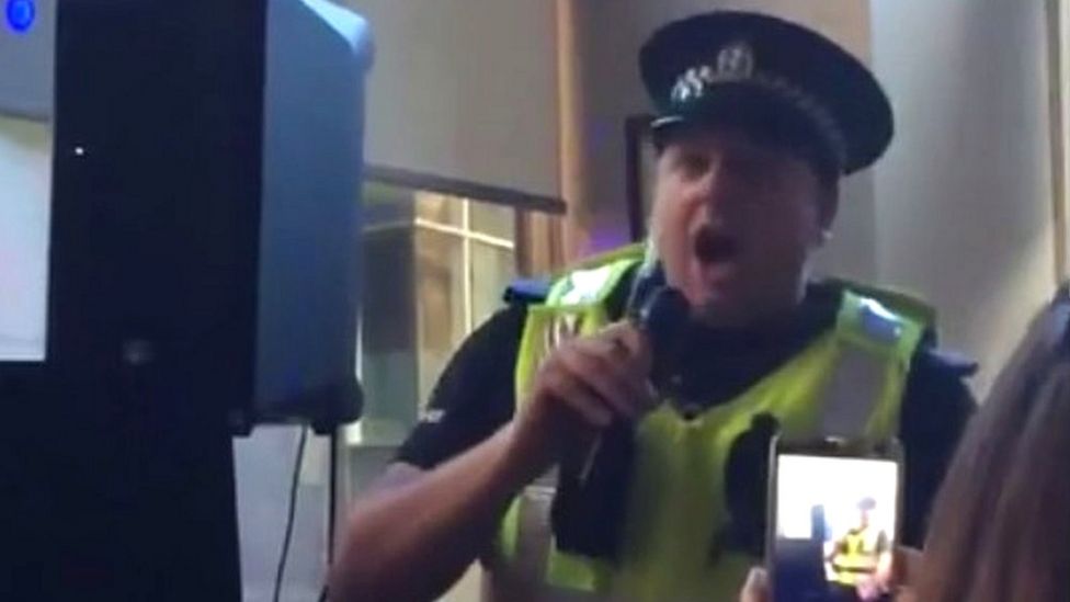 Singing policeman wins Gloria Gaynor's praise - BBC News