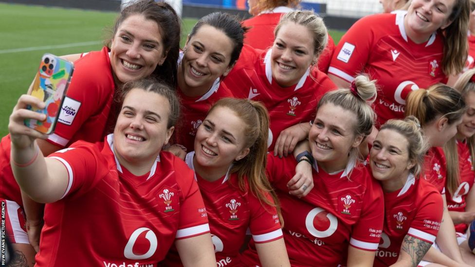 Sioned Harries column: Balancing Test rugby with teaching - BBC Sport