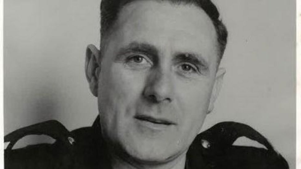 Flood of 1953: Great Yarmouth hero firefighter medals displayed - BBC News